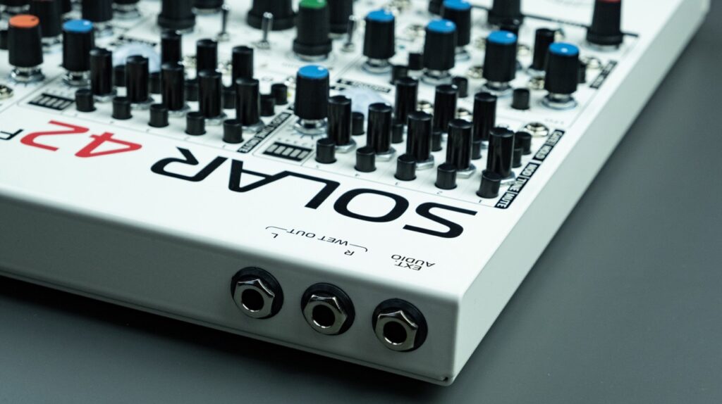 Elta Music SOLAR 42F – Neuer Maßstab für Drone-Synthesizer - KEYBOARDS ...